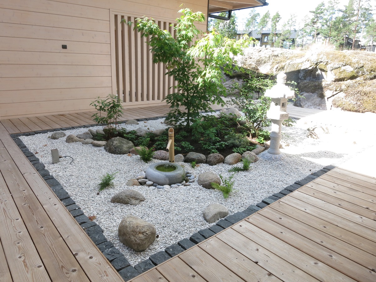 Suomalais-japanilaishenkinen piha, joka sulautuu kallio-mäntymetsään ...